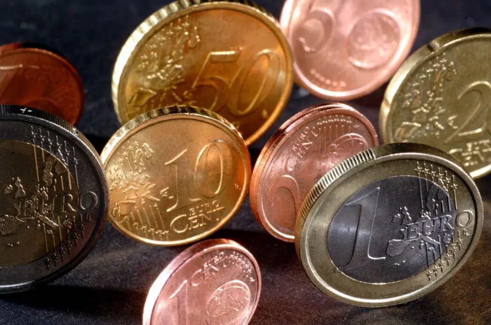 L'euro sotto quota 0,99 dollari. E' la prima volta in 20 anni ...