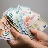 Quattordicesima, quando arriva in busta paga e come la spendono gli ...