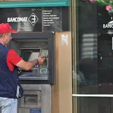 Bancomat da sostituire, la banca comunica che la carta di debito non ...